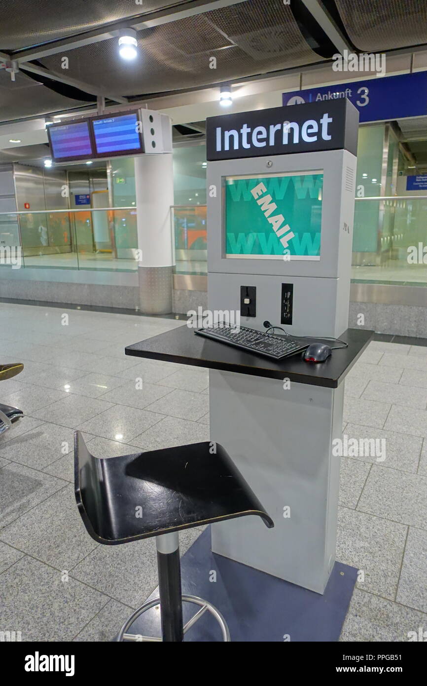 Internet-Terminal am Düsseldorfer Flughafen - Internet Terminal at the ...