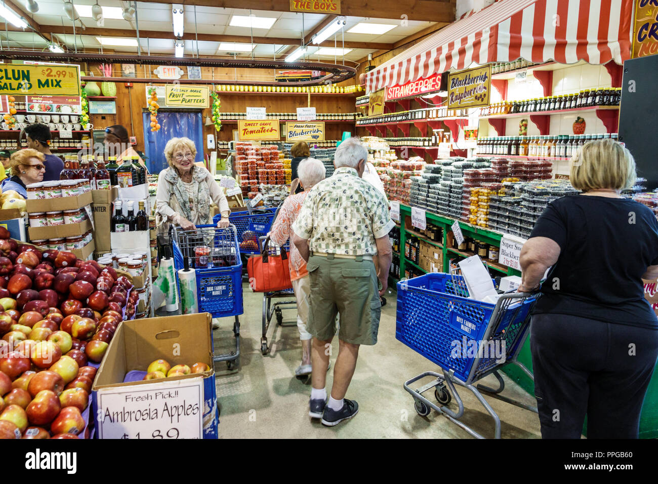 Farmers market sale senior hi-res stock photography and images - Alamy