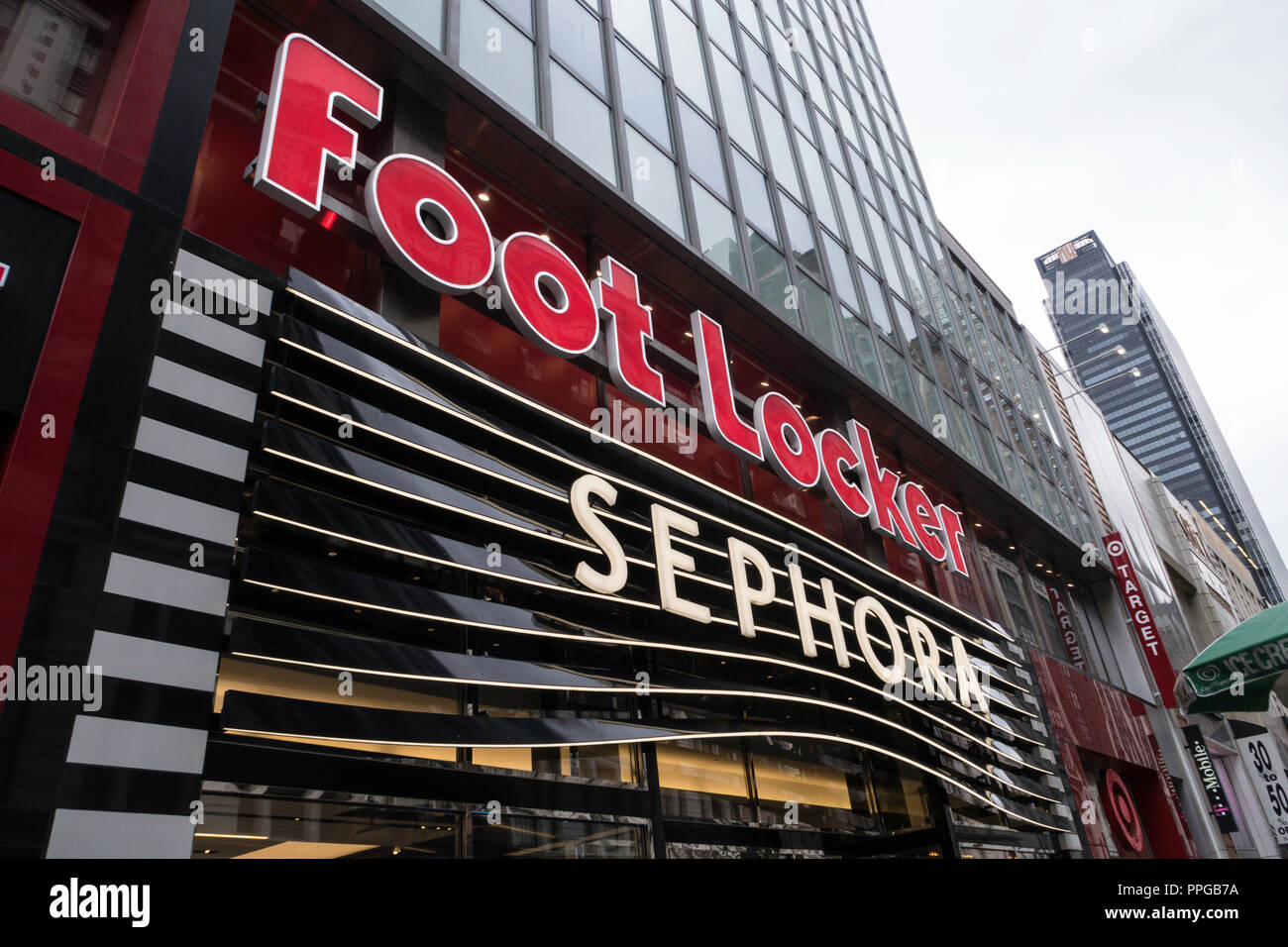 Facade of sephora cosmetics store hi-res stock photography and images ...