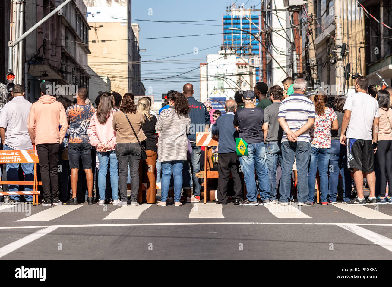 Crowd watching sky hi-res stock photography and images - Alamy