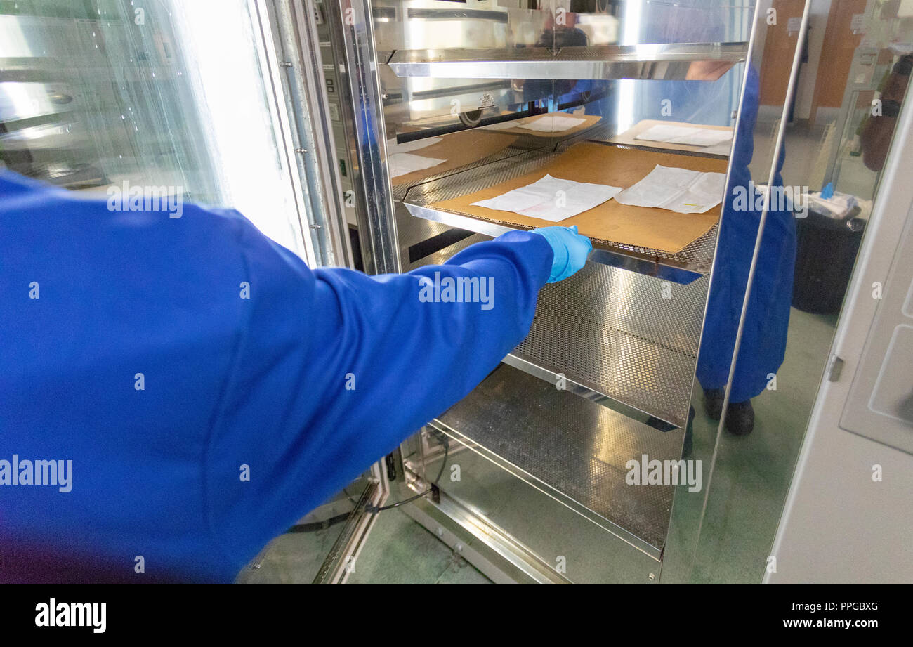 Ninhydrin fingerprint hi-res stock photography and images - Alamy