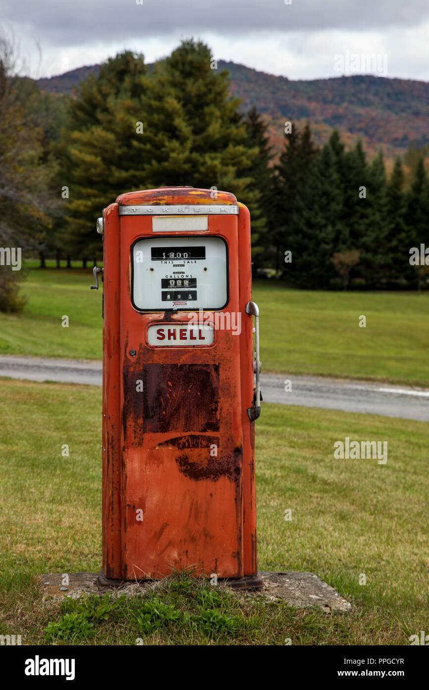 Vintage shell gas pump hi-res stock photography and images - Alamy