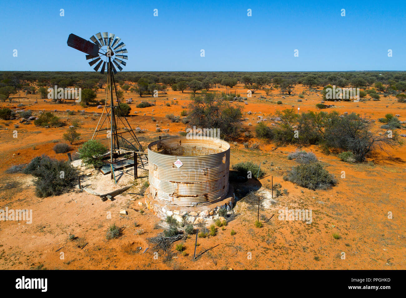 Water tank in outback australia hi-res stock photography and images - Alamy