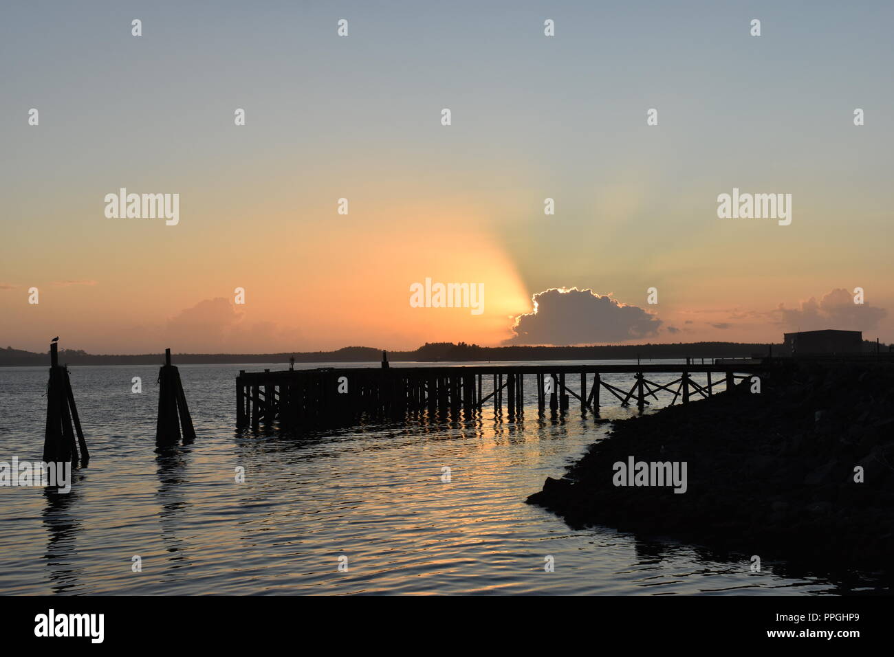 Pink cloud sunset over ocean hi-res stock photography and images - Alamy