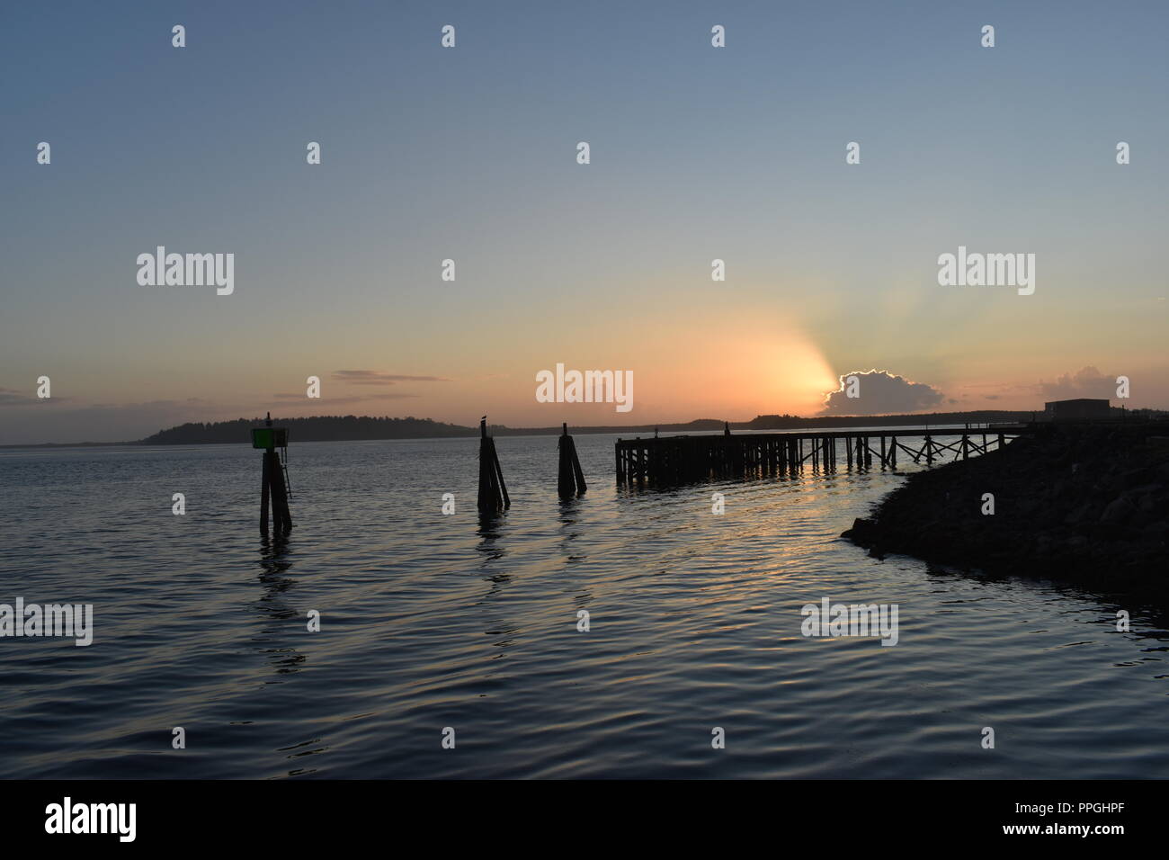 Pink cloud sunset over ocean hi-res stock photography and images - Alamy