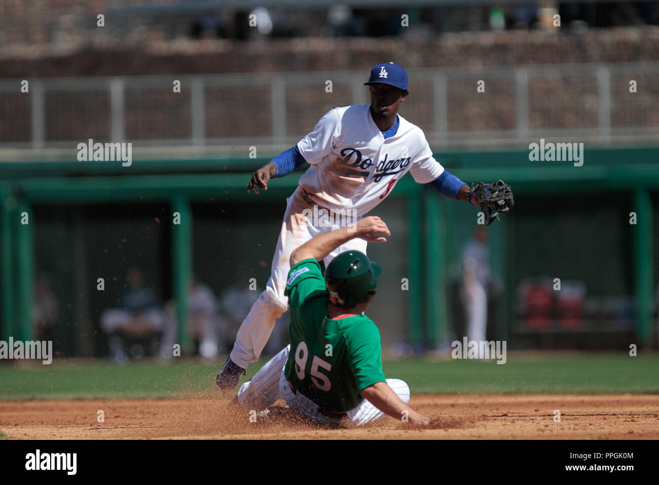 Karim Karcia de Mexico es puesto out por el segunda base Dee Gordon de ...