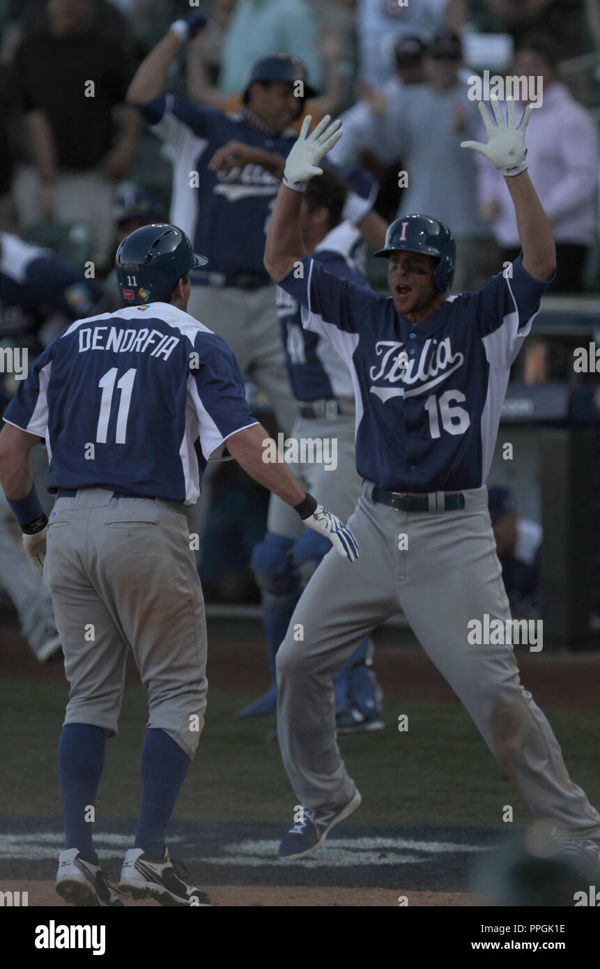 Alex Liddi festeja a Crhis Denorfia de por anotar la carreraa que da la ...