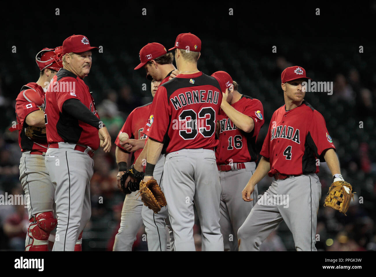 Pitcher Scott Mathieson de canada sale del juego..durante en partido ...