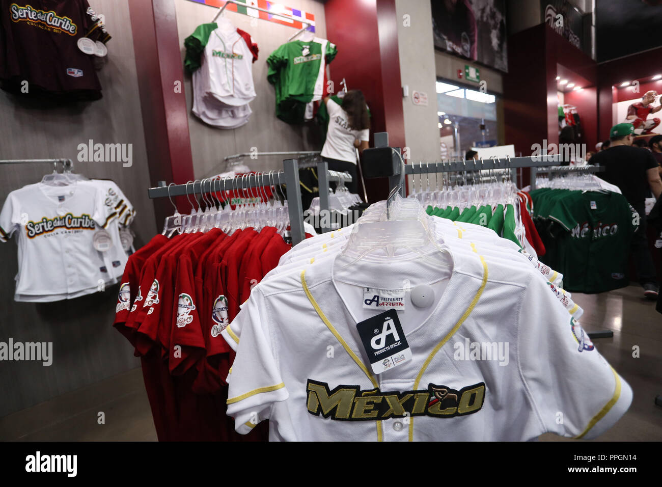 Fans arrived at the new Los Tomateros stadium in Culiacan and its ...
