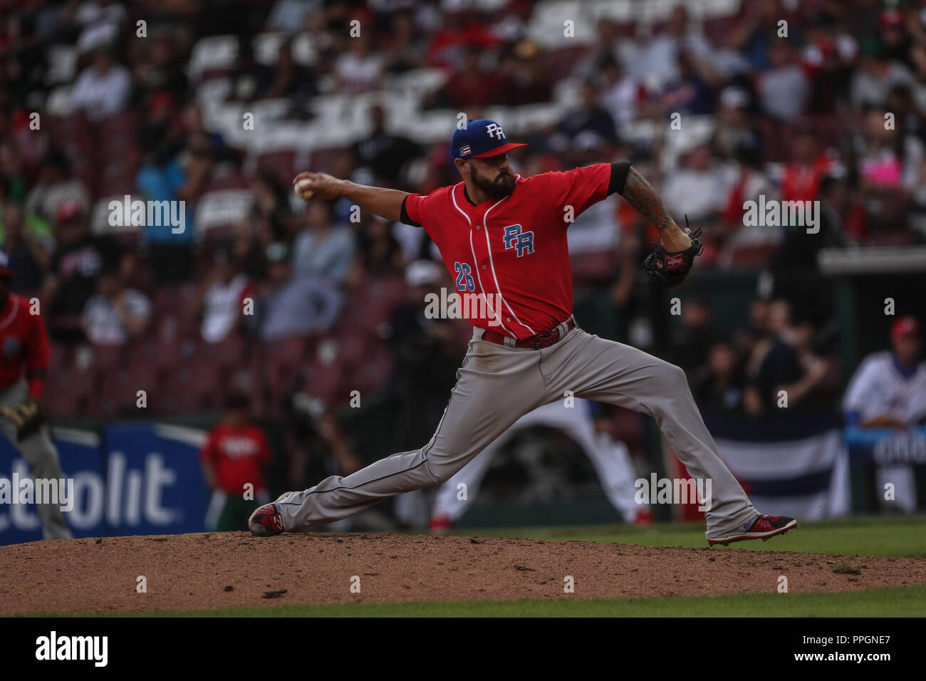 Joel Piñeiro pitcher relevo de Puerto Rico, durante el partido de ...