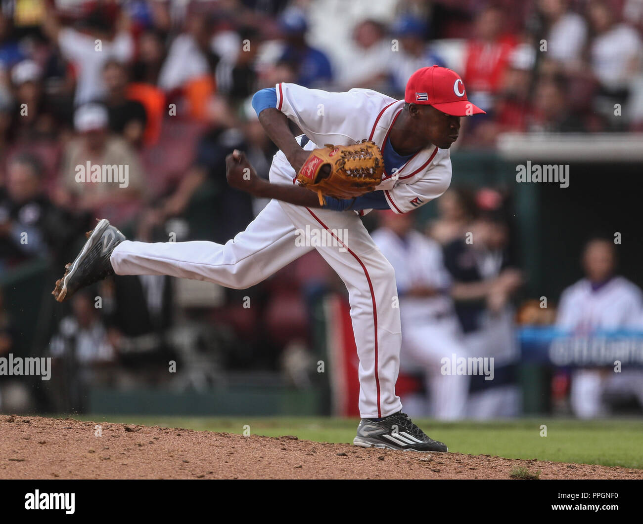 Livan Moinelo pitcher relvo de cuba, durante el partido de beisbol de ...