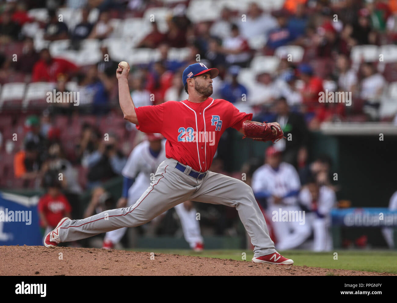 Joel Piñeiro pitcher relevo de Puerto Rico, durante el partido de ...