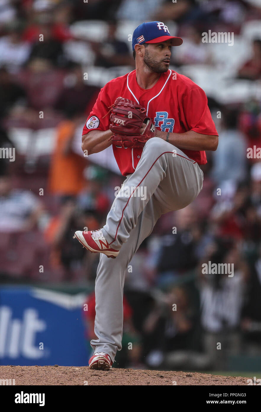 Joel Piñeiro pitcher relevo de Puerto Rico, durante el partido de ...