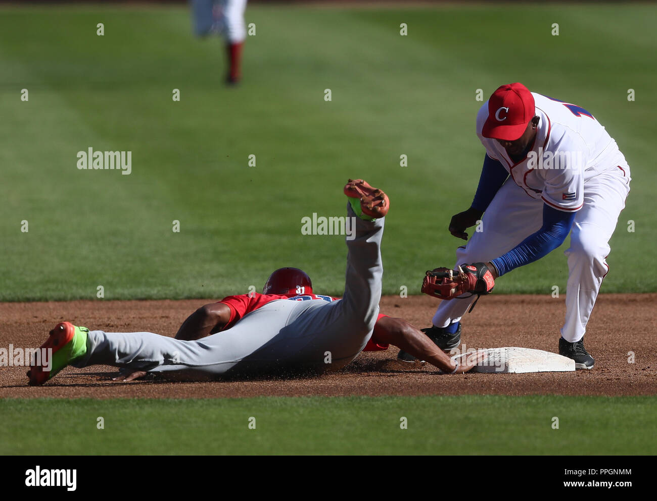 Jorge Padilla de Puerto Rico regresa a salvo con el segunda base ...