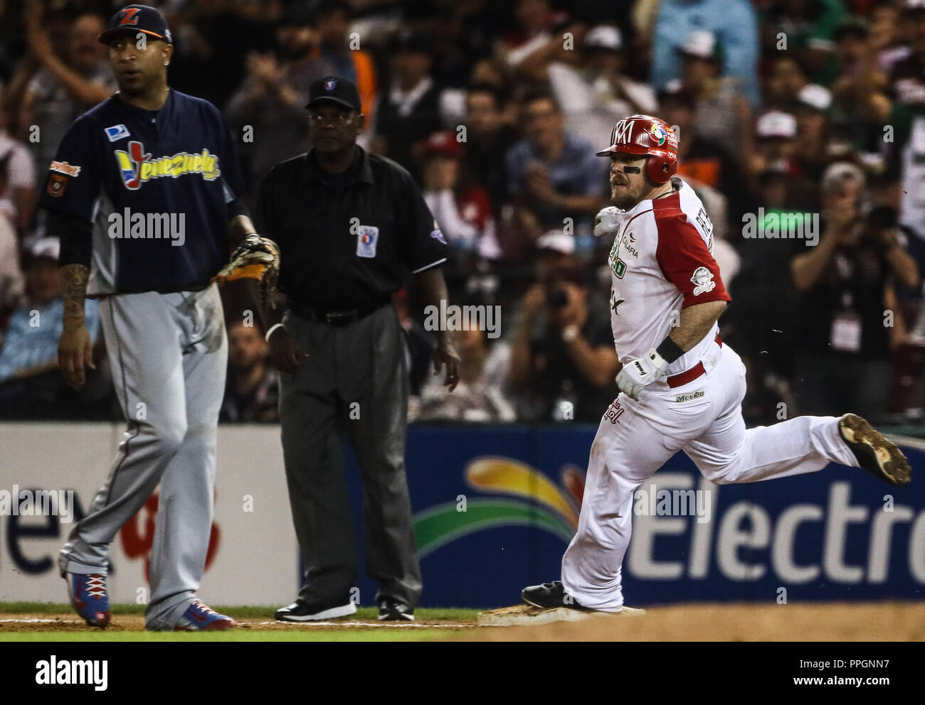 Chris Rutherford de Mexico da de hit , durante el partido de beisbol de ...