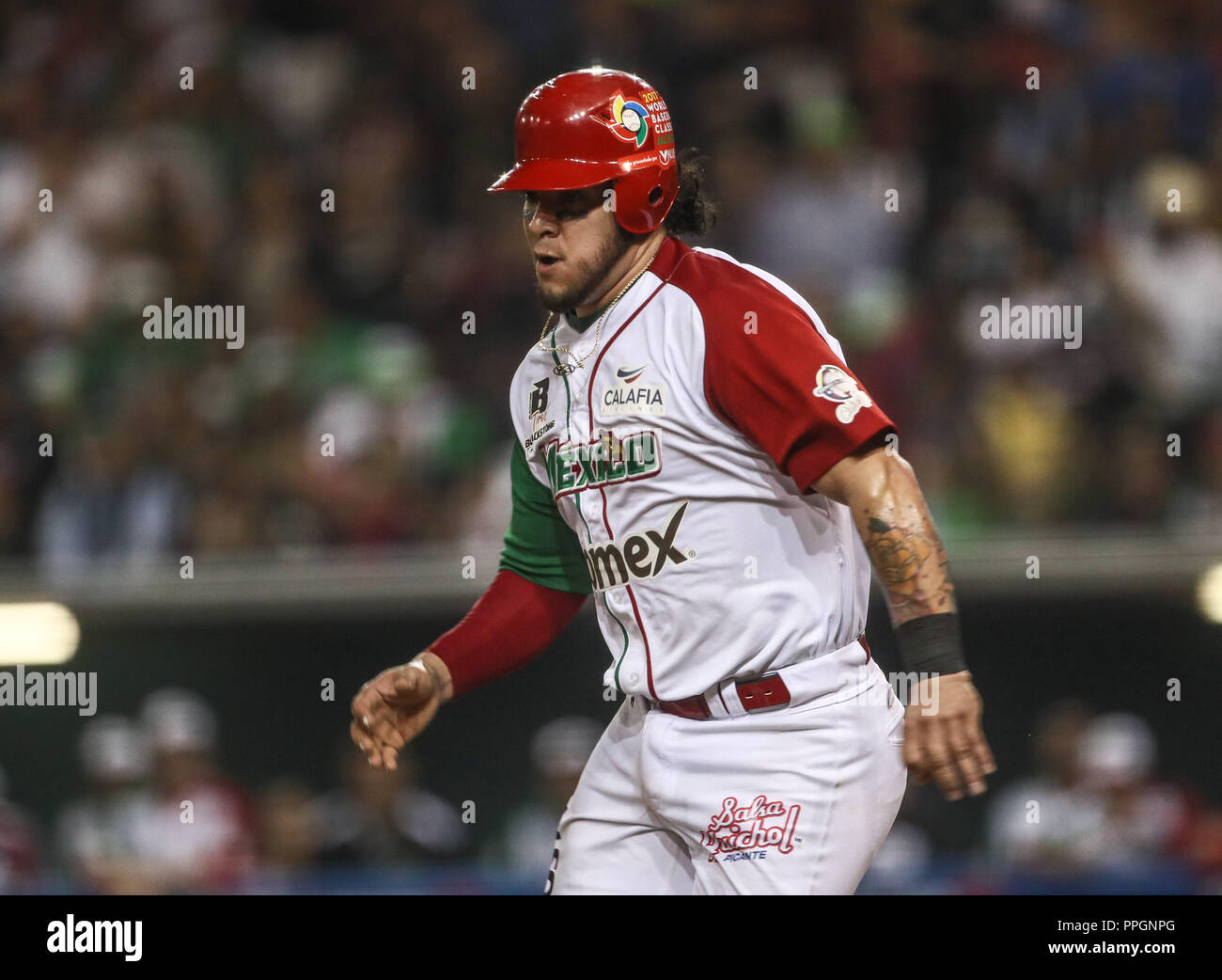 Sebastian Valle regresa a salvo a tercera base con una barrida durante ...