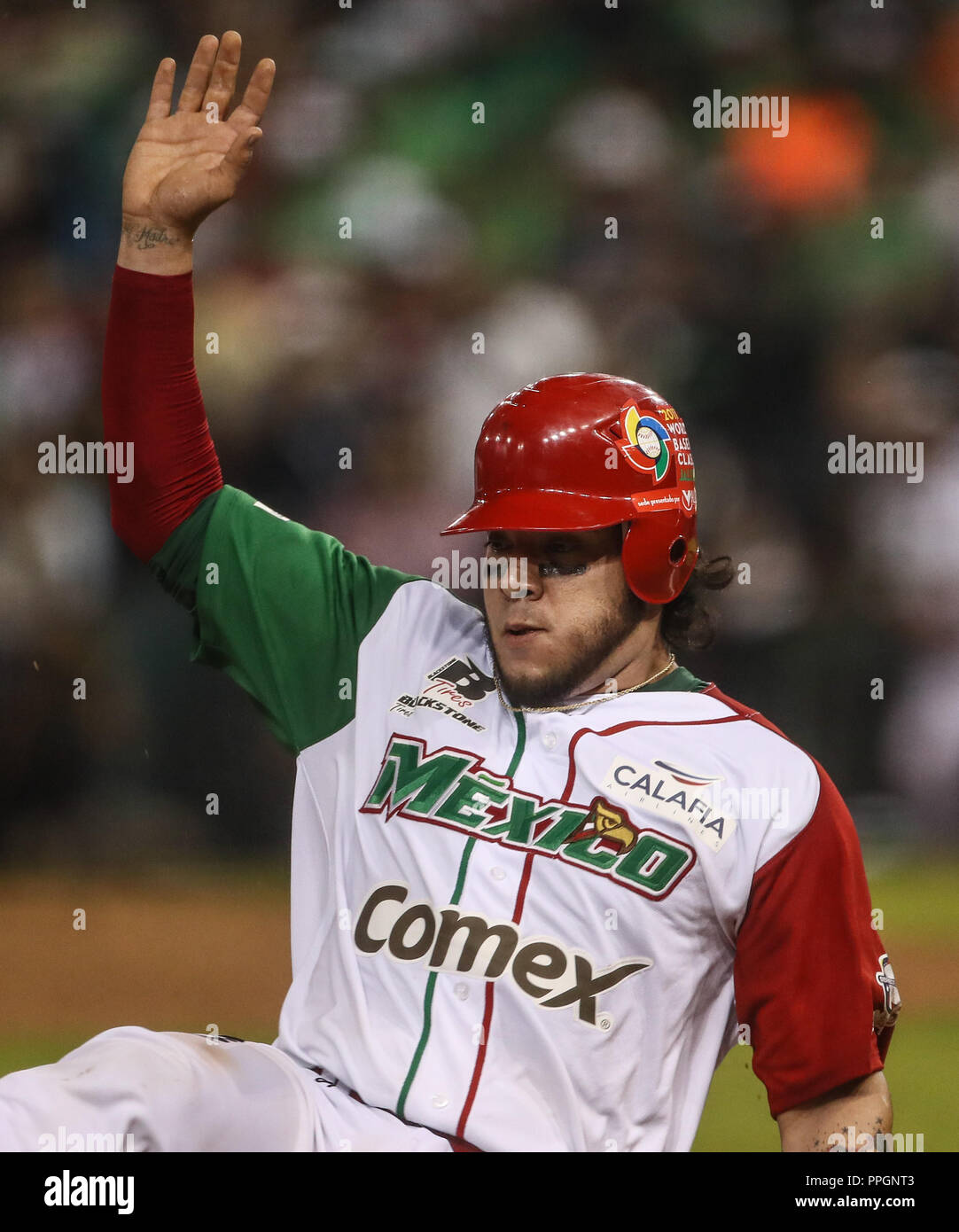 Sebastian Valle regresa a salvo a tercera base con una barrida durante ...