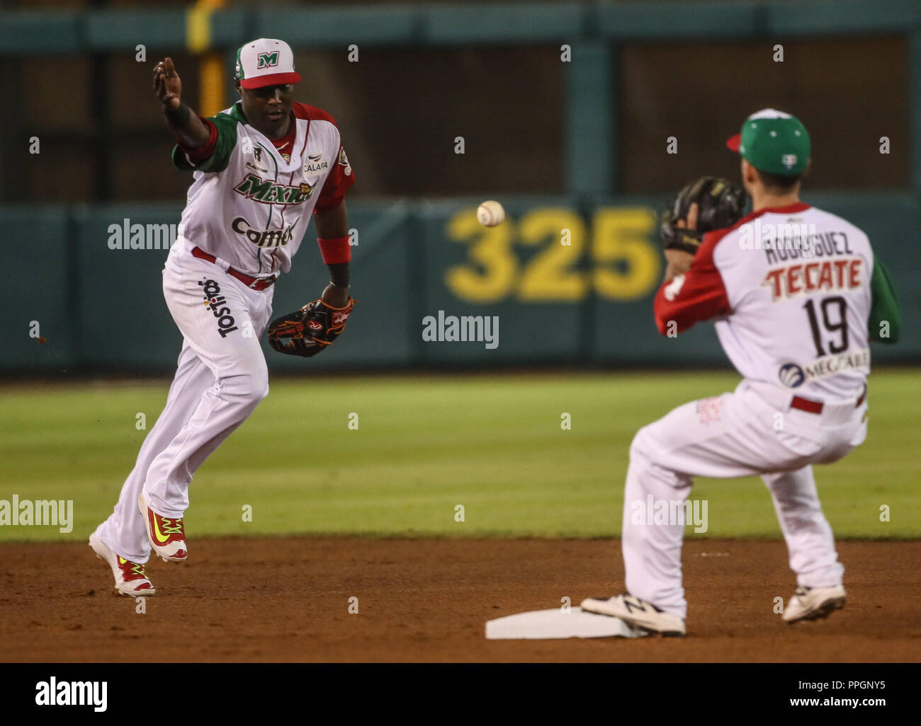 Yuniesky Betancurt e Isac Rodriguez de Mexico en una jugada en segunda ...