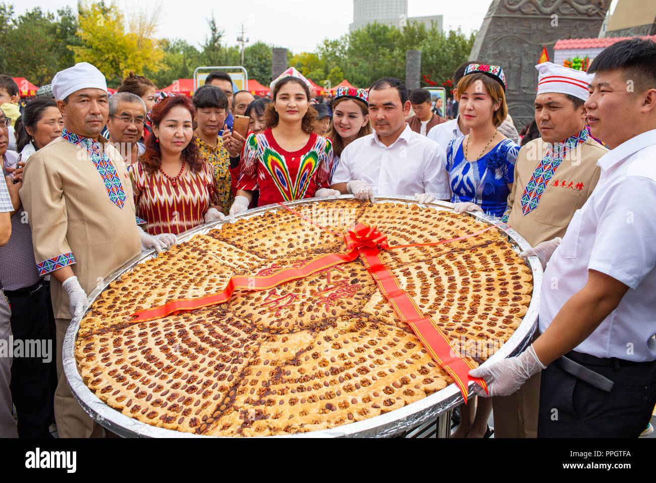 Kuqa, China. 25th Sep, 2018. Thousands of tourists share a giant moon ...