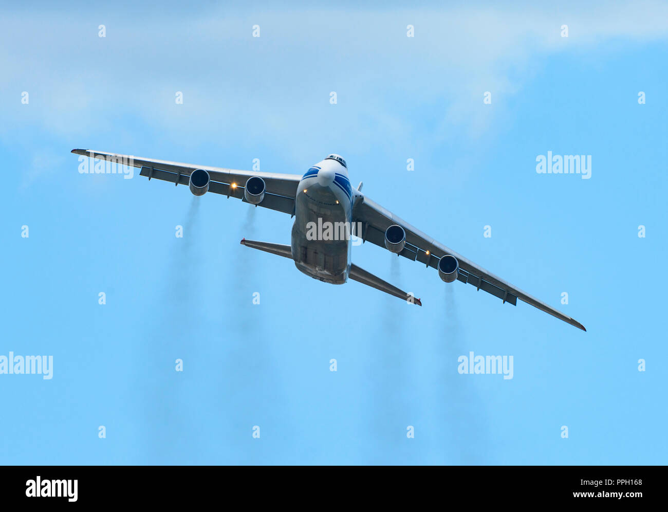 Antonov an 124 in flight hi-res stock photography and images - Alamy