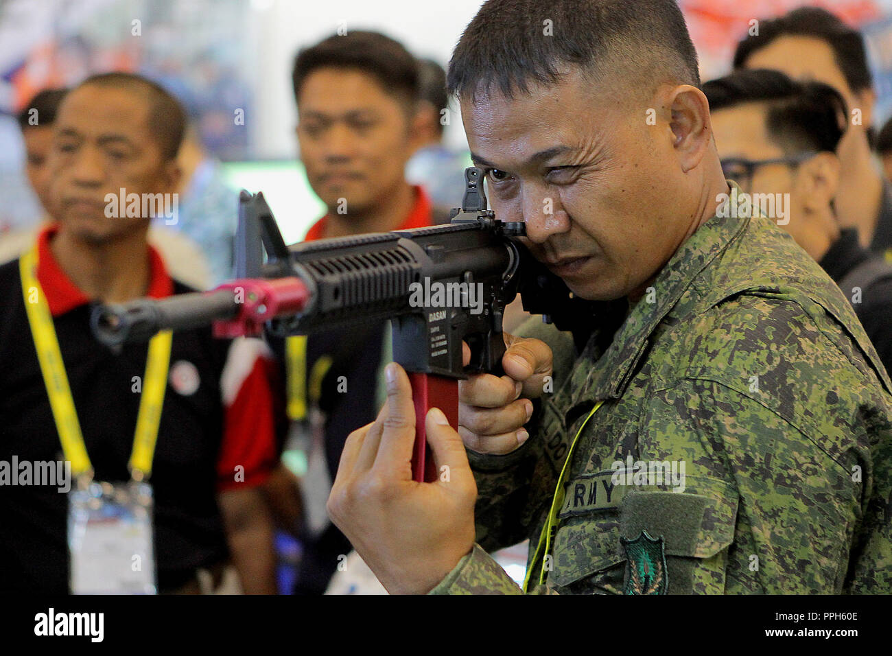 Pasay City, Philippines. 26th Sep, 2018. A Filipino soldier holds an ...