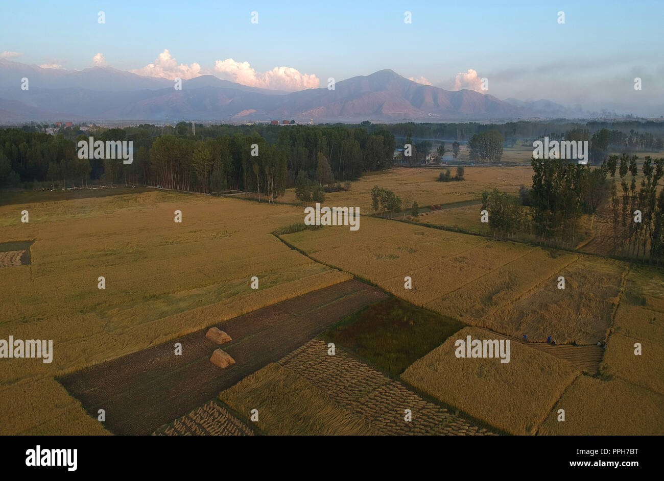 Srinagar. 26th Sep, 2018. Aerial photo taken on Sept. 26, 2018 shows a ...
