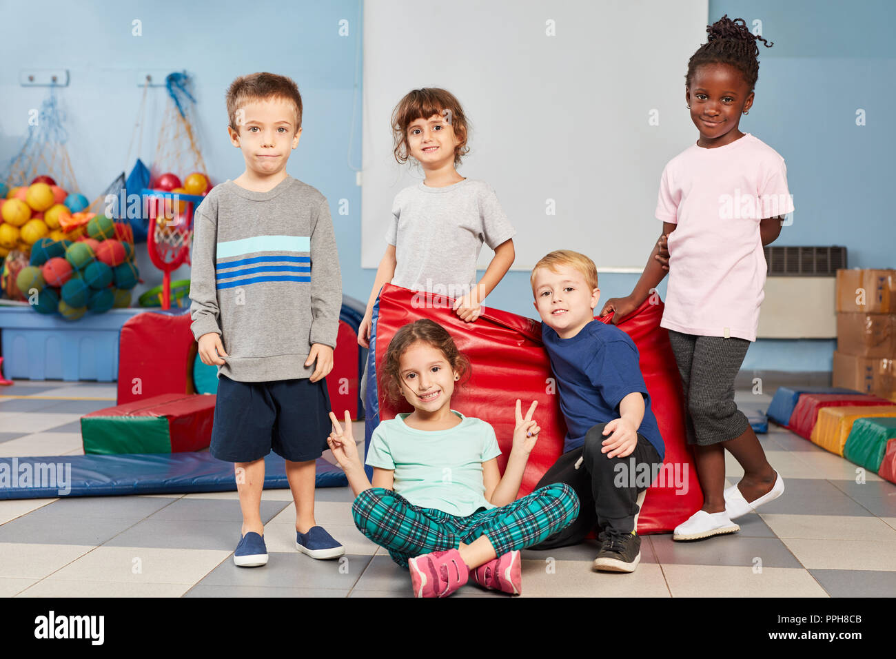 Multicultural group happy kids hi-res stock photography and images - Alamy