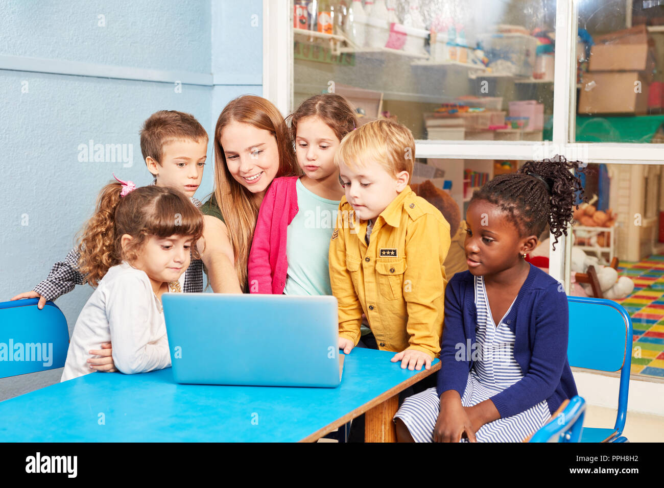 Kindergarten children computer hi-res stock photography and images - Alamy
