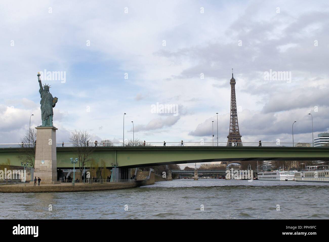 Statue of liberty paris copper hi-res stock photography and images - Alamy