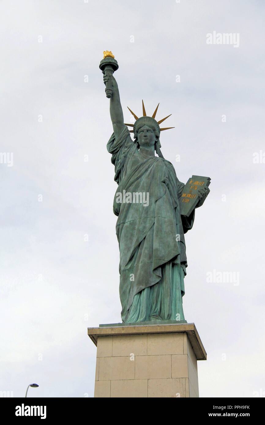 The small statue of liberty in Paris Stock Photo - Alamy