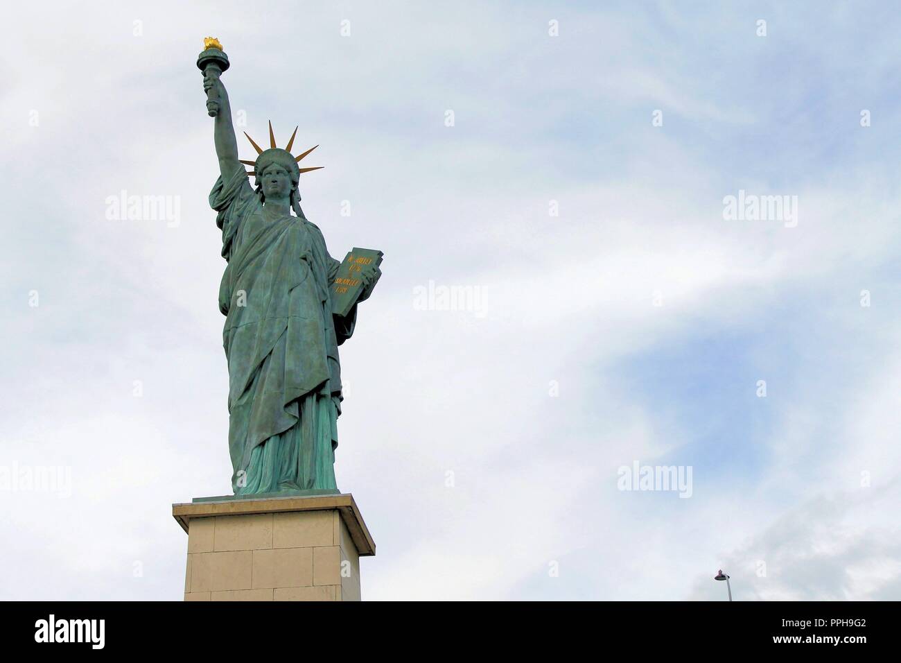 The small statue of liberty in Paris Stock Photo - Alamy