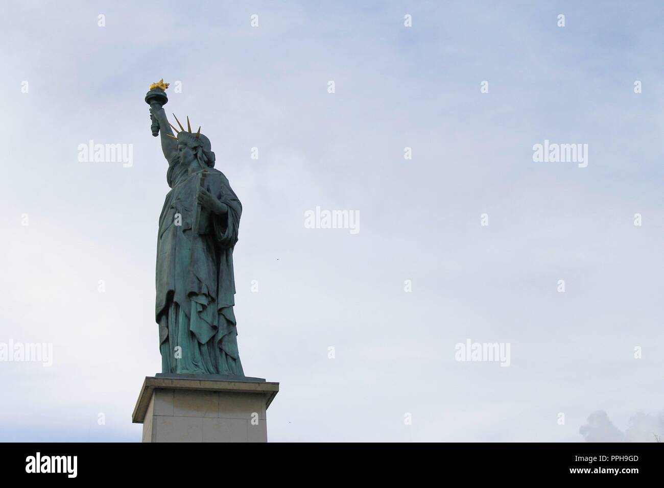 The small statue of liberty in Paris Stock Photo - Alamy