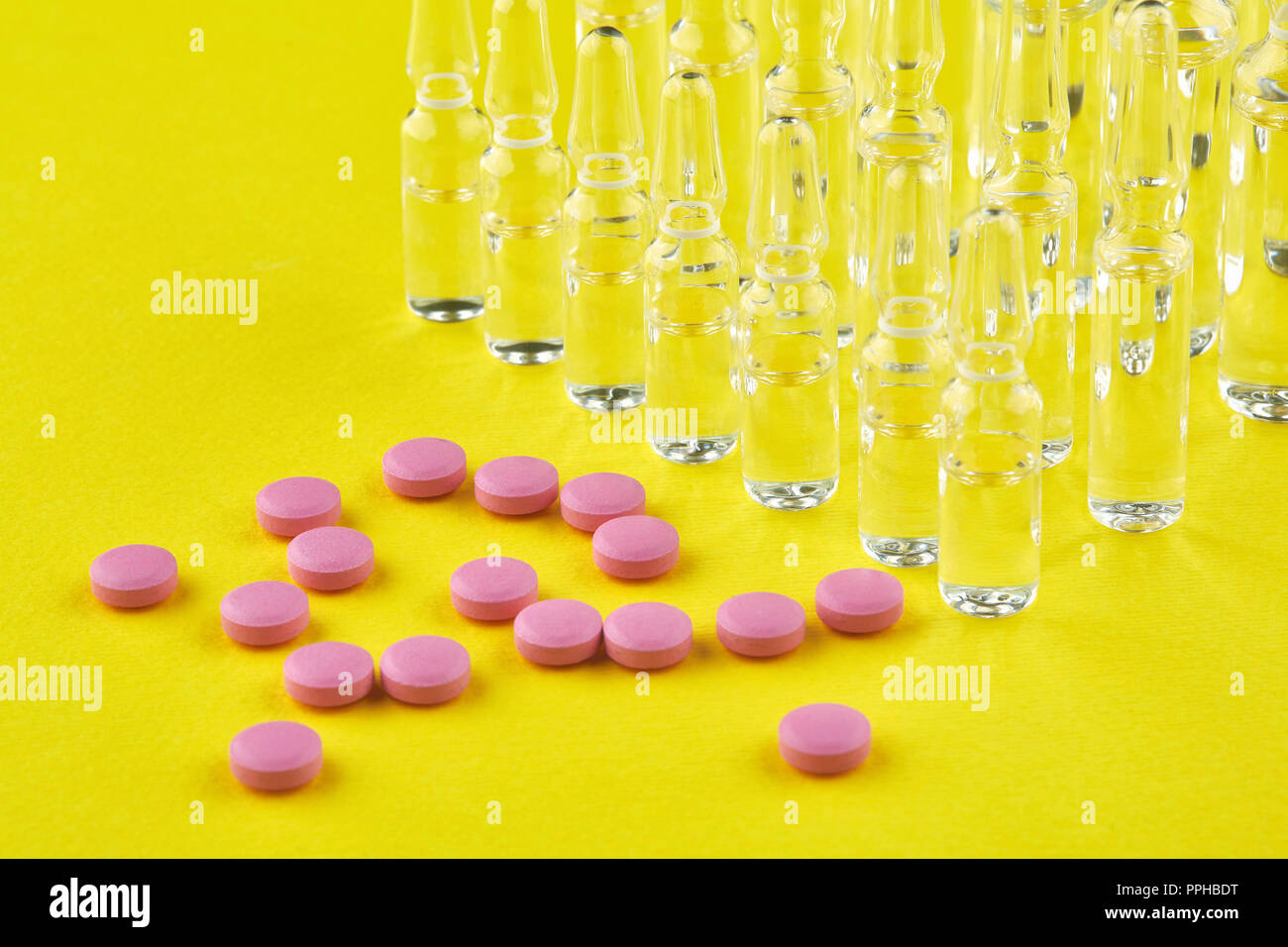 Pink tablets hi-res stock photography and images - Alamy