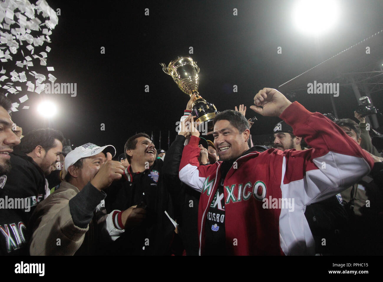 Rodrigo Lopez pitcher de Mexico. El equipo de Mexico se corono campeón ...