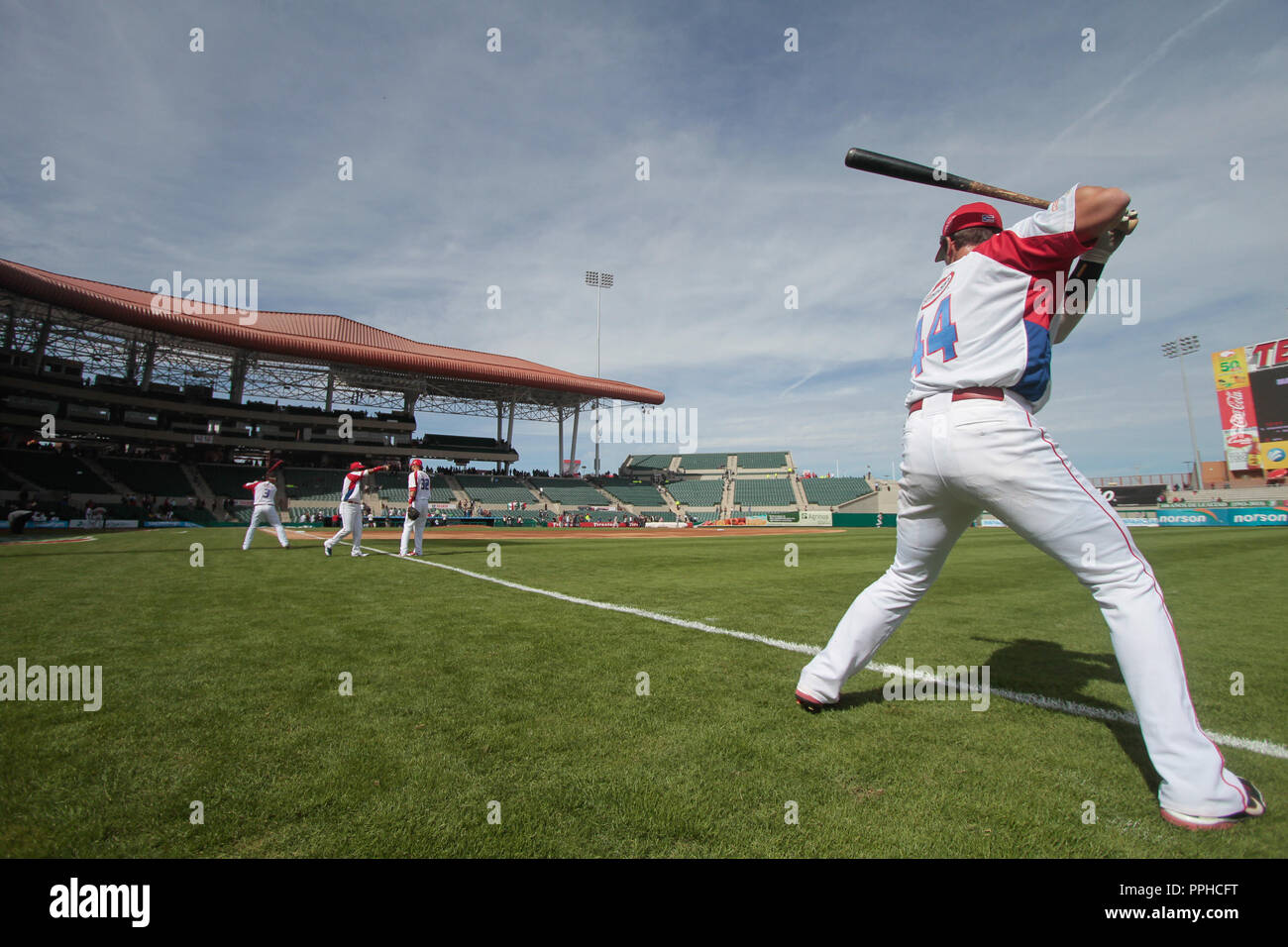 Aaron Bates de Puerto Rico durante la Serie del Caribe 2013 de Beisbol ...