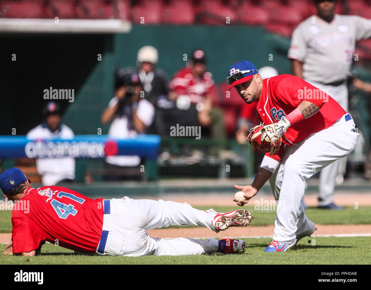 David Vidal de Puerto Rico hace un tipo a Primera base, durante el ...