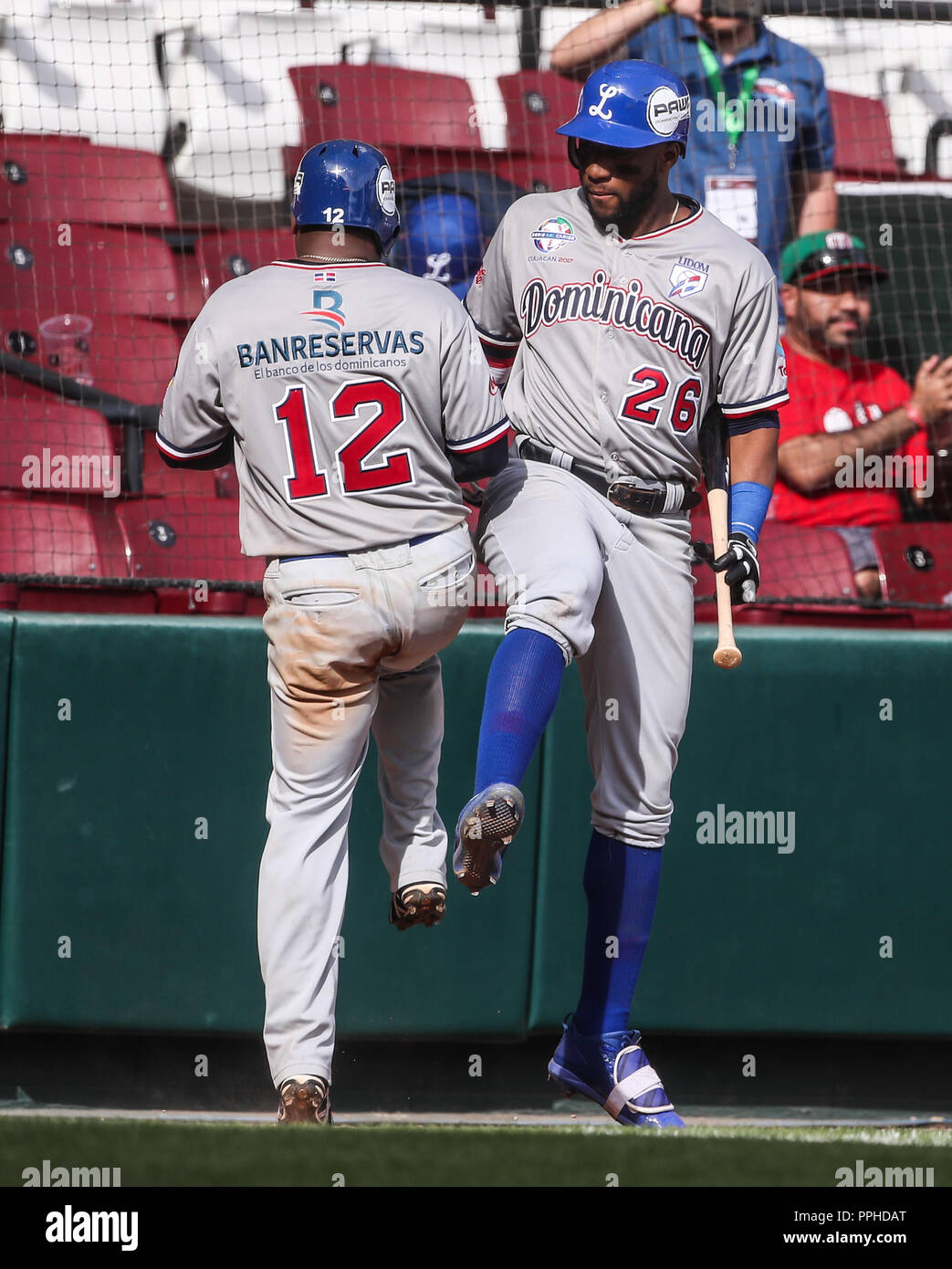Anderson Hernandez de Dominicana celebra carrera en el Dogout, durante el partido de beisbol de ...