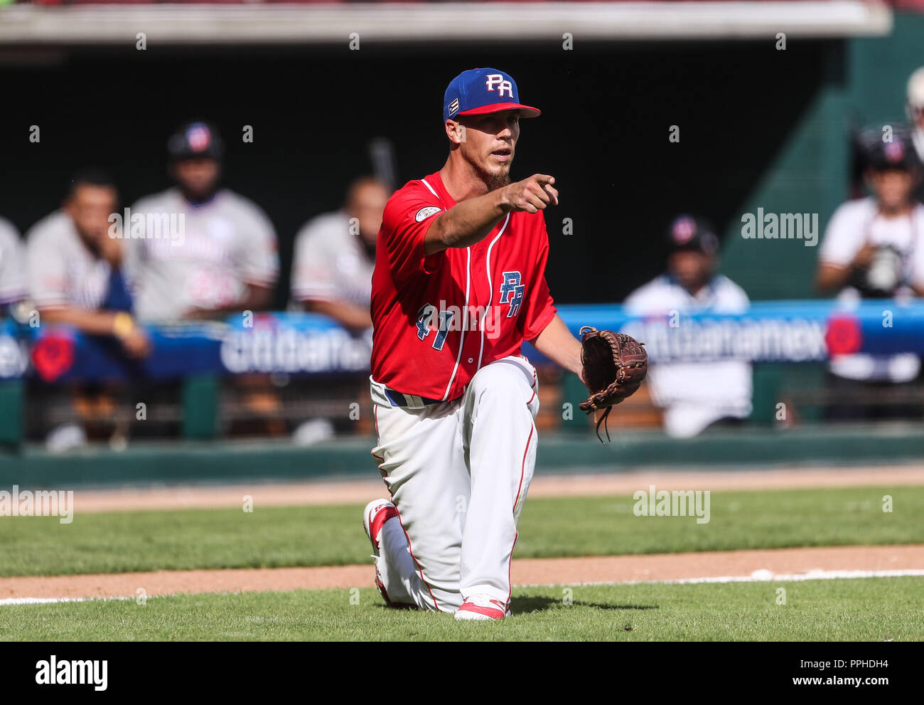 John Brownell pitcher inicial de Puerto Rico , durante el partido de ...