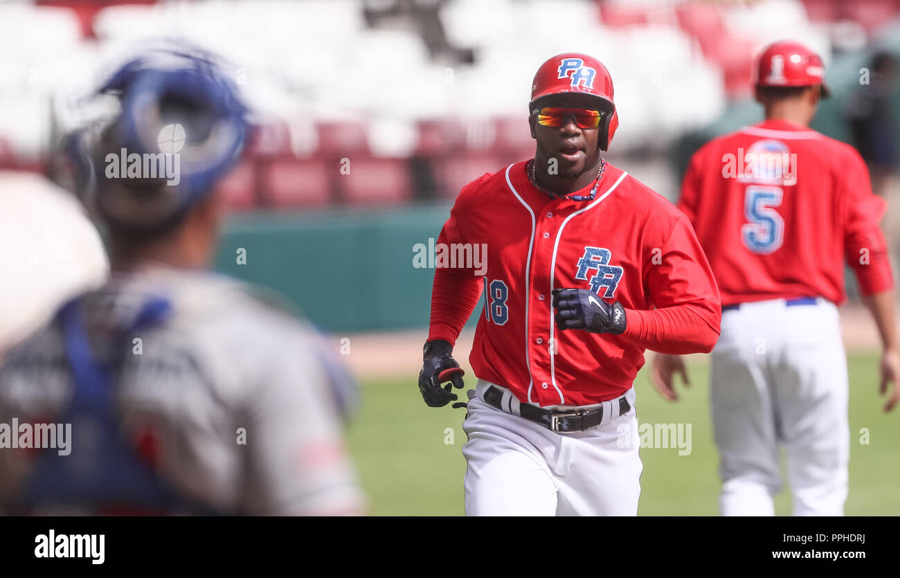 Rusney Castillo de Puerto Rico celebra carrera, durante el partido de ...