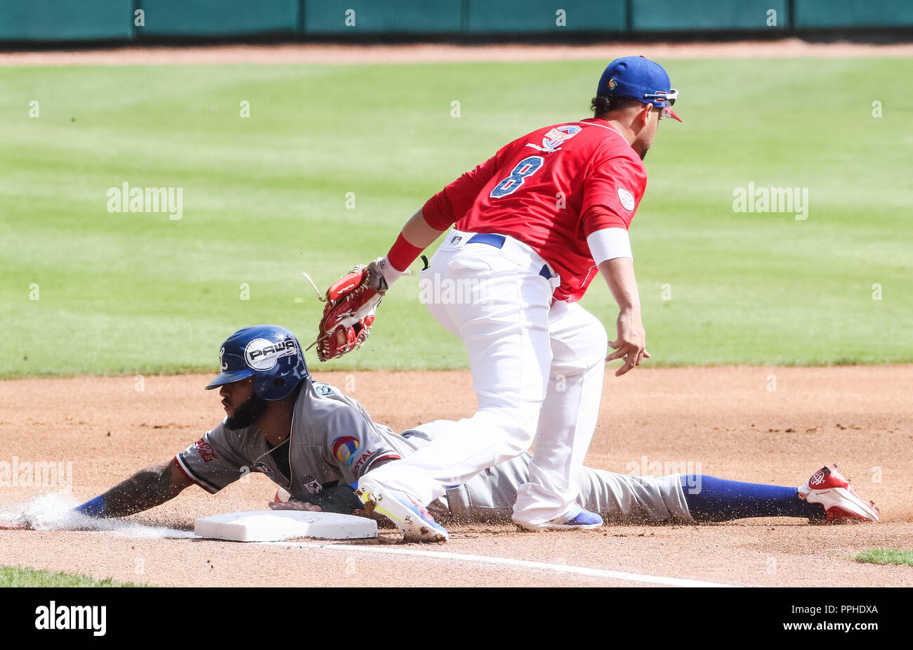 Ronny Rodriguez de Dominicana llega safe con el segunda base David ...