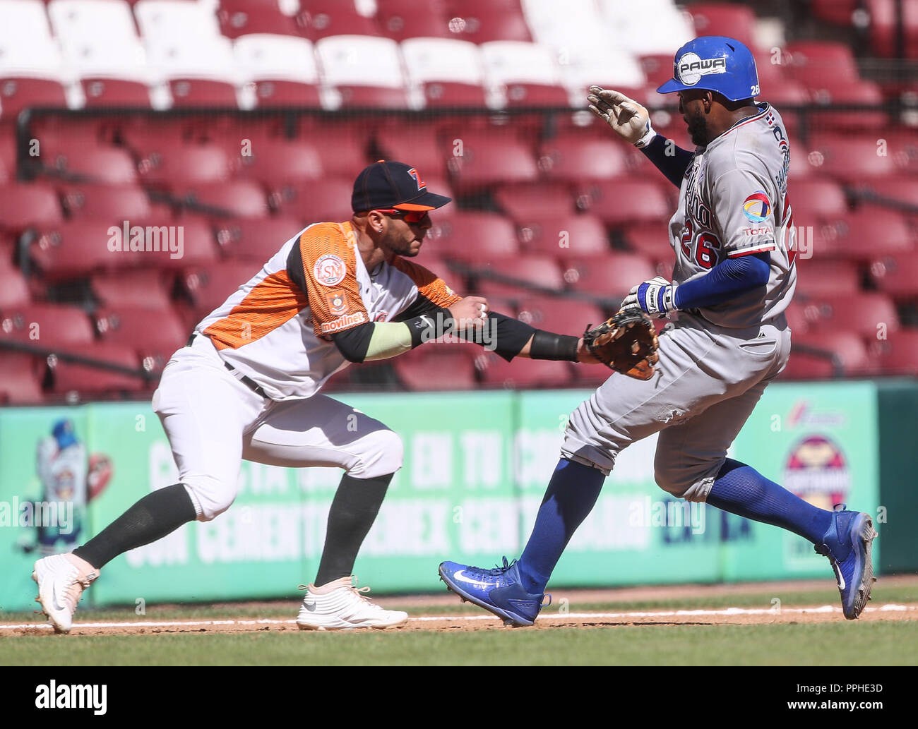 Mel Rojas Jr. corriendo las bases, durante partido de beisbol de la ...