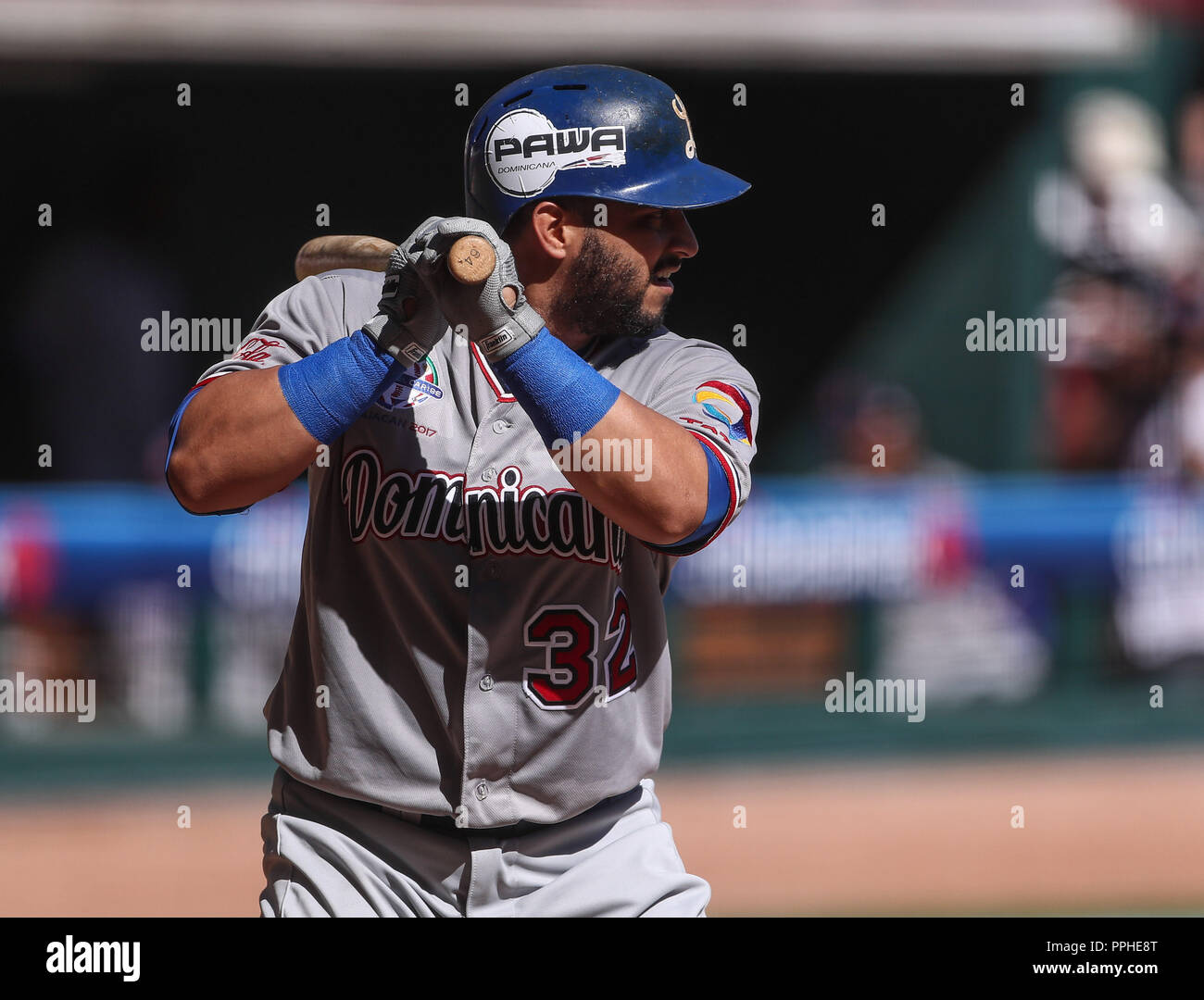 Jonathan Solano de Dominicana, durante partido de beisbol de la Serie ...
