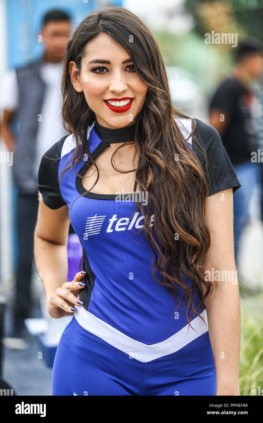 Edecanes de Telcel. Aspectos del segundo día de actividades de la Serie ...
