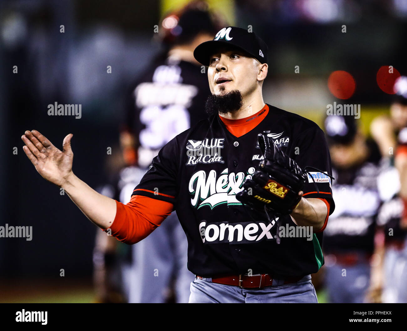 Aldo Montes pitcher relevo de Mexico sale del partido. Mexico pierde 5 ...