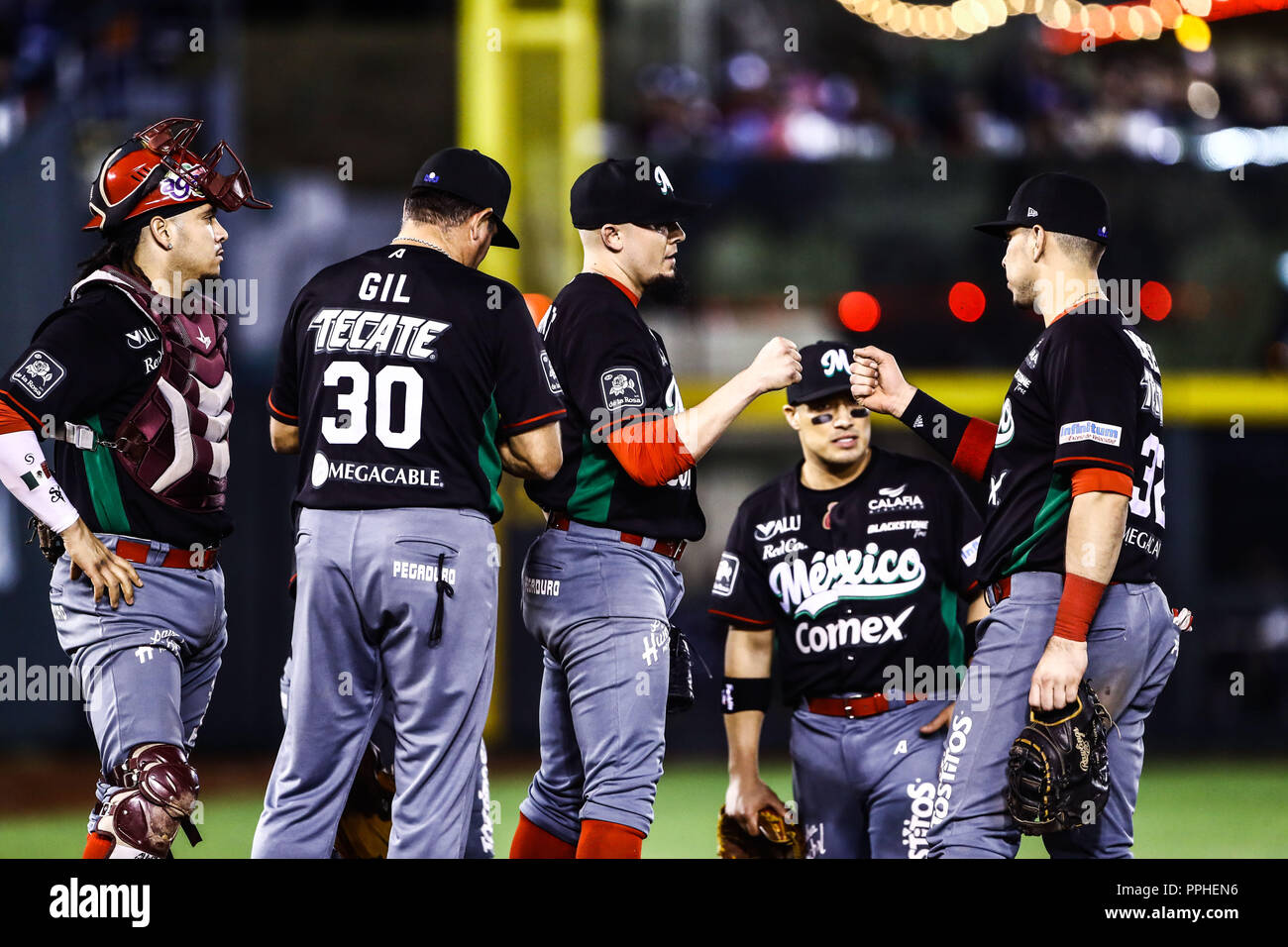 Aldo Montes pitcher relevo de Mexico sale del partido. Mexico pierde 5 ...