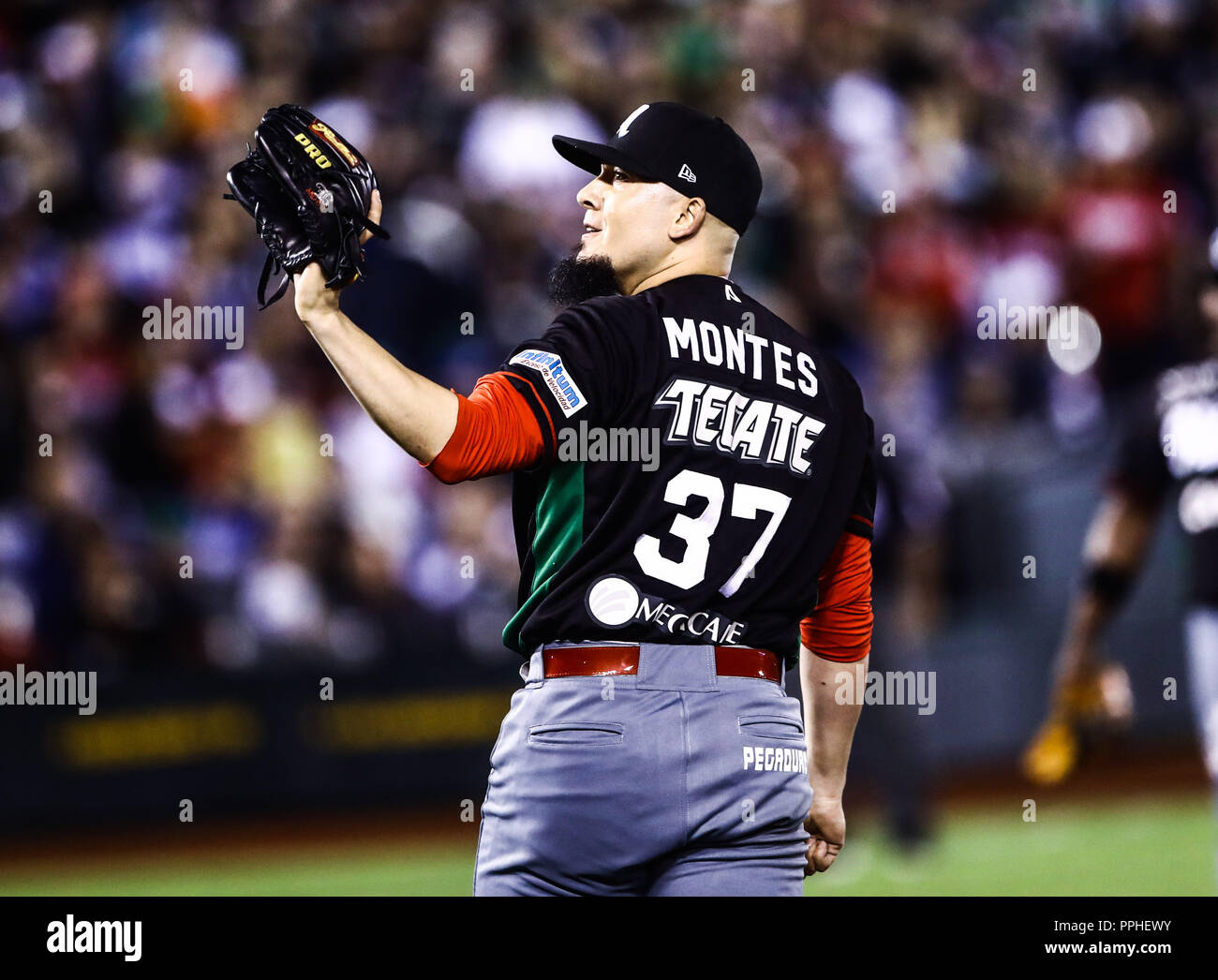 Aldo Montes pitcher relevo. Mexico pierde 5 carreras 4 , durante el ...