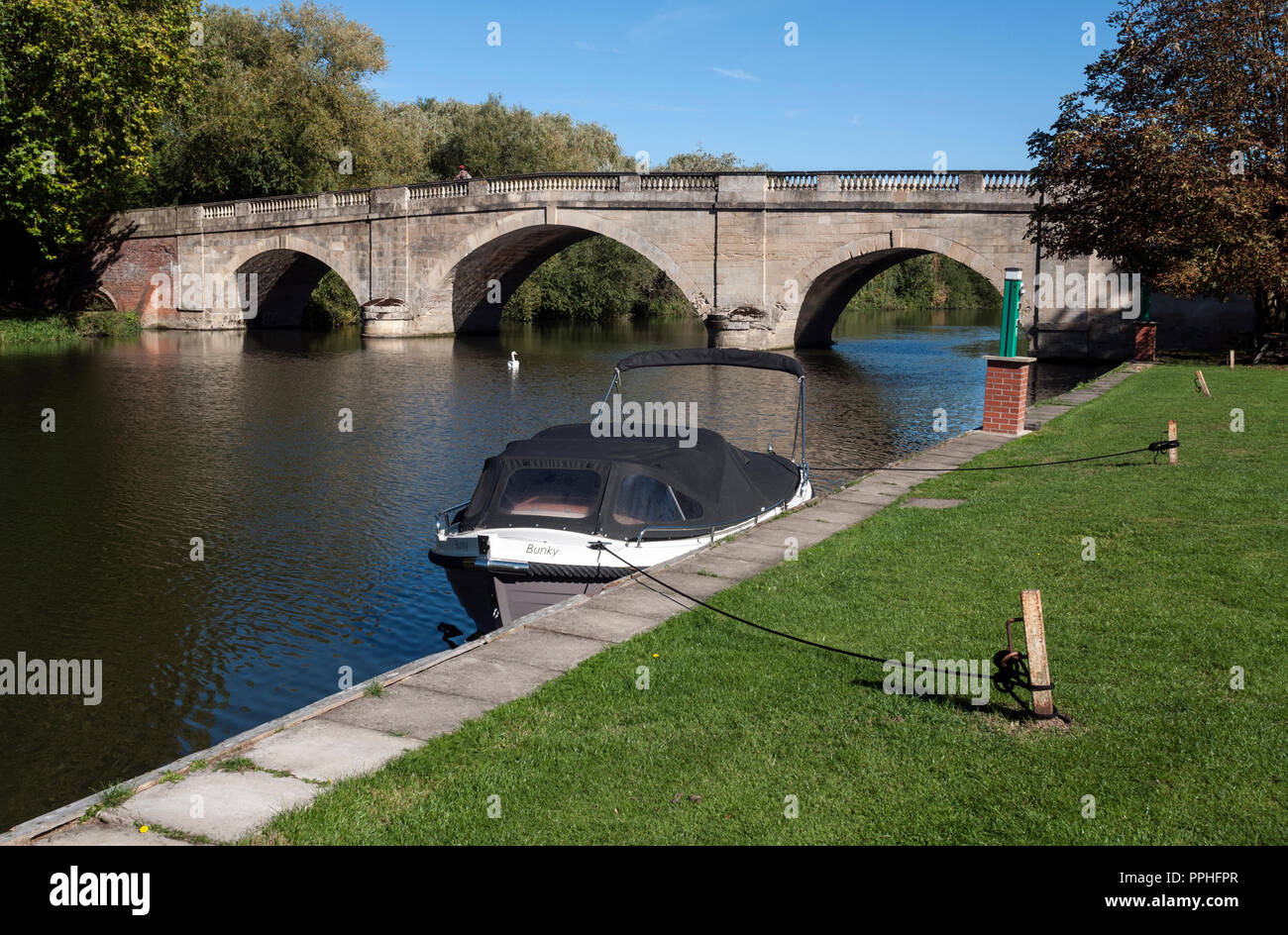 Shillingford bridge on the River Thames, Oxfordshire, England, UK Stock ...