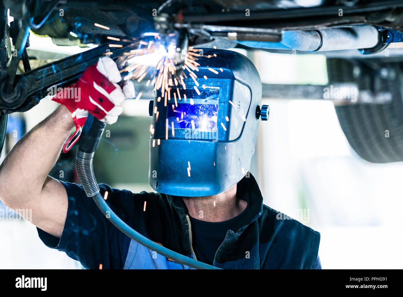 Mechanical worker repairing car body Stock Photo - Alamy
