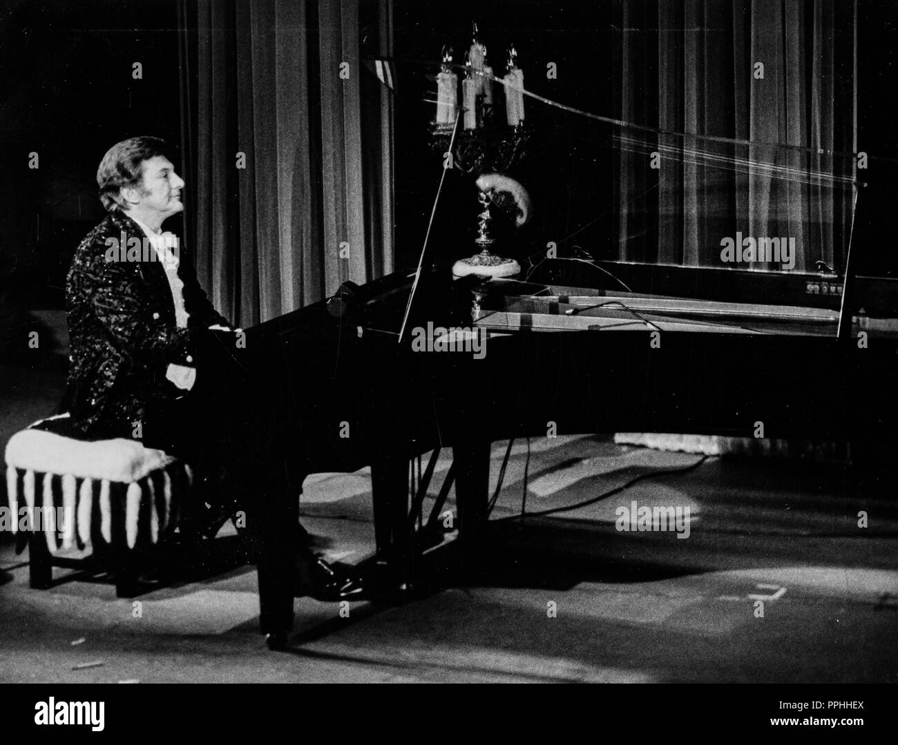 liberace, the london palladium, 70s Stock Photo - Alamy