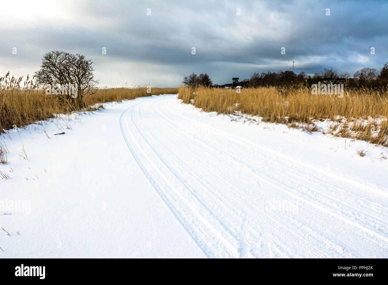 Iced over road hi-res stock photography and images - Alamy
